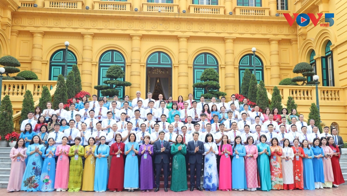 Vice State President meets outstanding trade union leaders | VOV5.VN