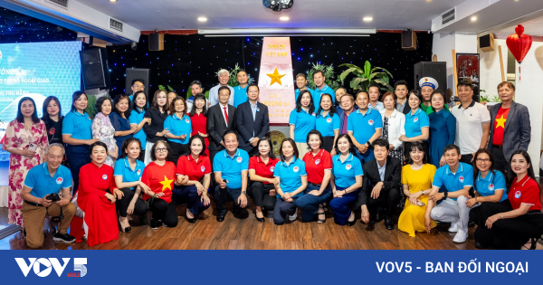 "Xanh hóa" Trường Sa từ những tấm lòng người Việt tại Ba Lan | VOV5.VN